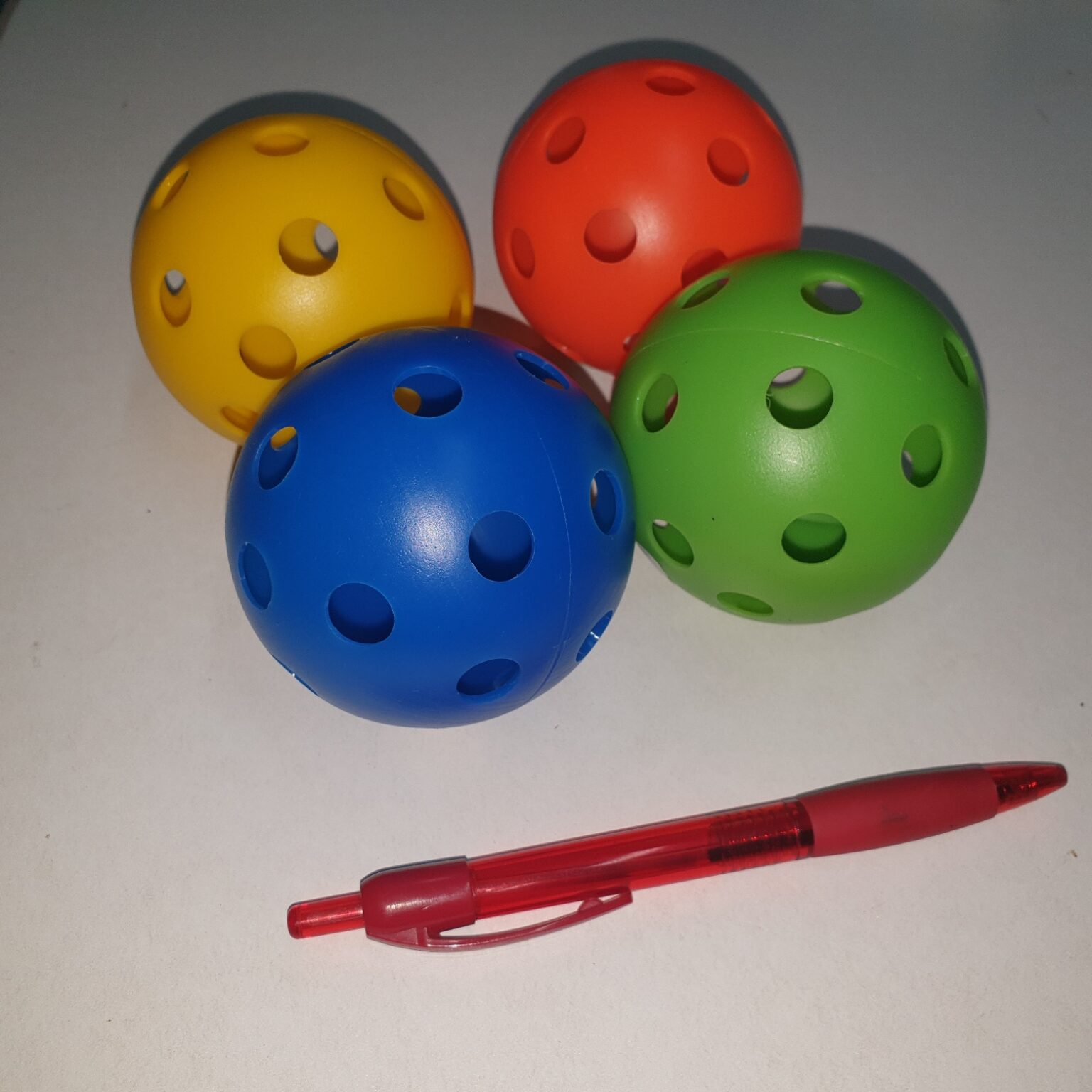 Harde plastic bal - Frettig Gestoord